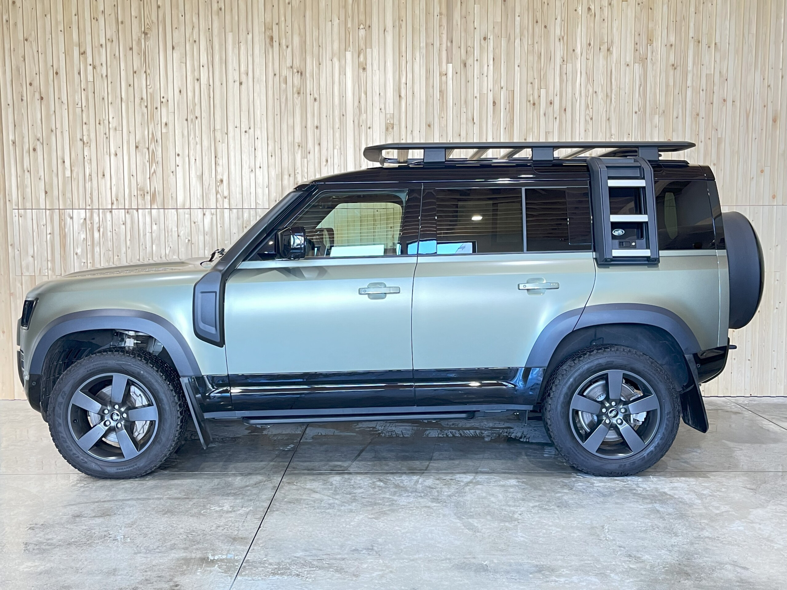 LAND ROVER ディフェンダー110 110Xダイナミック HSE 3.0L D300｜STOCK｜札幌の中古車販売・カスタム ...